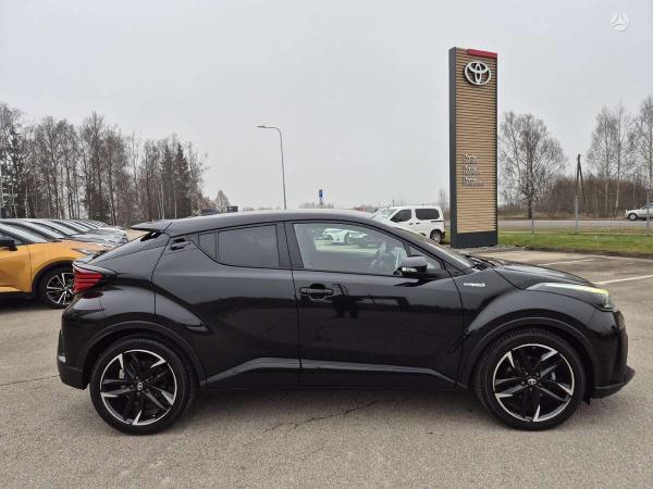 Black Toyota C-HR 2021 in Panevezys, with an engine capacity of 1.99 L and mileage of 162 thousand km for 20500 €, photo 4 on AUTOMOTO.COM.LV