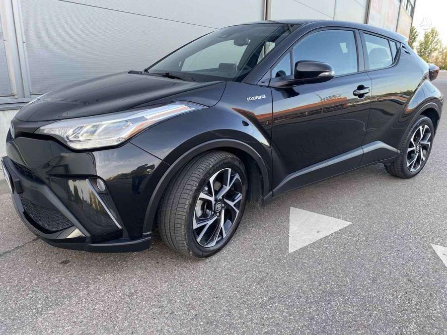 Melns Toyota C-HR 2021 Kauņa, ar dzinēja tilpumu 1.80 L un nobraukumu 70 tūkst. km par 18700 €, foto 1 vietnē AUTOMOTO.COM.LV