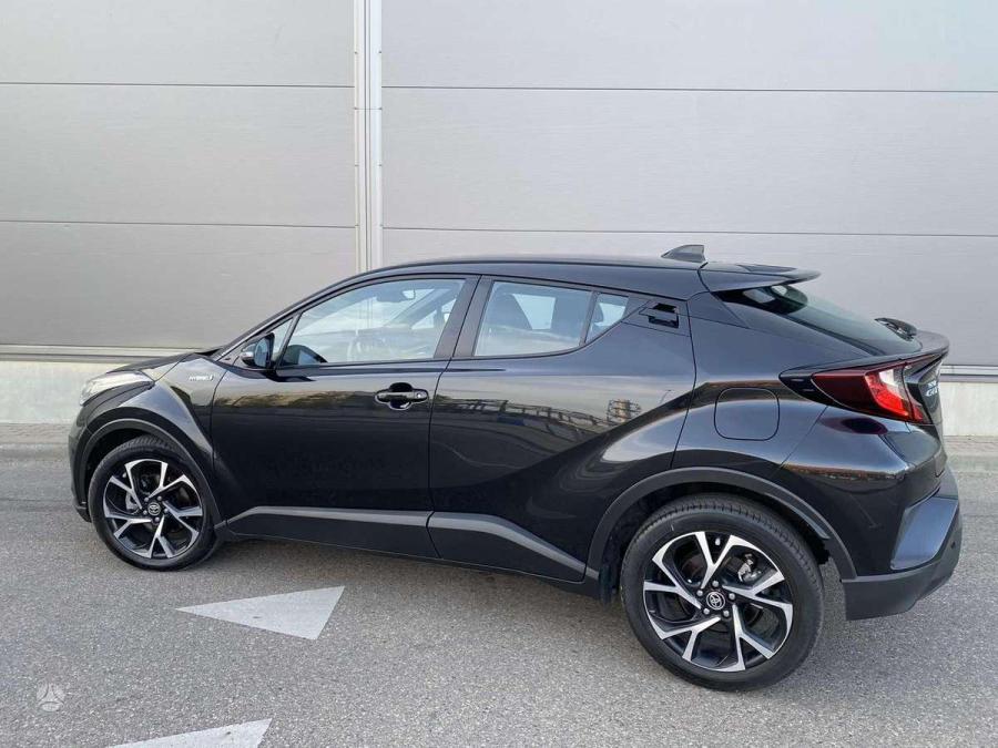 Melns Toyota C-HR 2021 Kauņa, ar dzinēja tilpumu 1.80 L un nobraukumu 70 tūkst. km par 18700 €, foto 3 vietnē AUTOMOTO.COM.LV