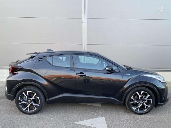 Black Toyota C-HR 2021 in Kaunas, with an engine capacity of 1.80 L and mileage of 70 thousand km for 18700 €, photo 5 on AUTOMOTO.COM.LV