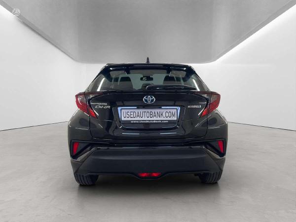 Black Toyota C-HR 2021 in Marijampole, with an engine capacity of 1.80 L and mileage of 158 thousand km for 16928 €, photo 5 on AUTOMOTO.COM.LV