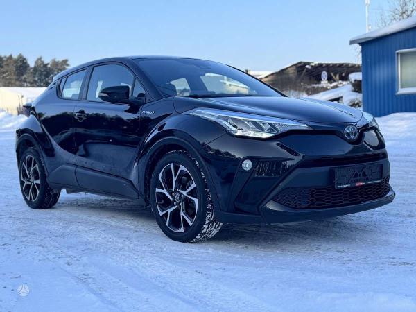 Black Toyota C-HR 2021 in Vilnius, with an engine capacity of 1.80 L and mileage of 135 thousand km for 18950 €, photo 3 on AUTOMOTO.COM.LV