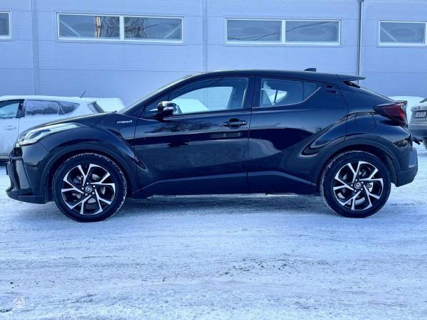 Black Toyota C-HR 2021 in Vilnius, with an engine capacity of 1.80 L and mileage of 135 thousand km for 18950 €, photo 7 on AUTOMOTO.COM.LV