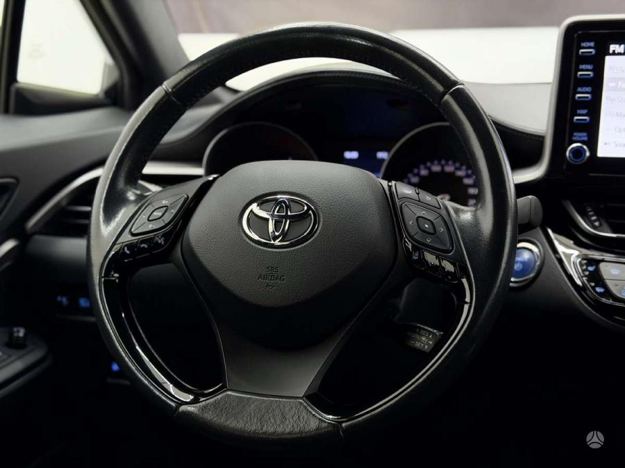 Black Toyota C-HR 2021 in Vilnius, with an engine capacity of 1.80 L and mileage of 95 thousand km for 19490 €, photo 16 on AUTOMOTO.COM.LV