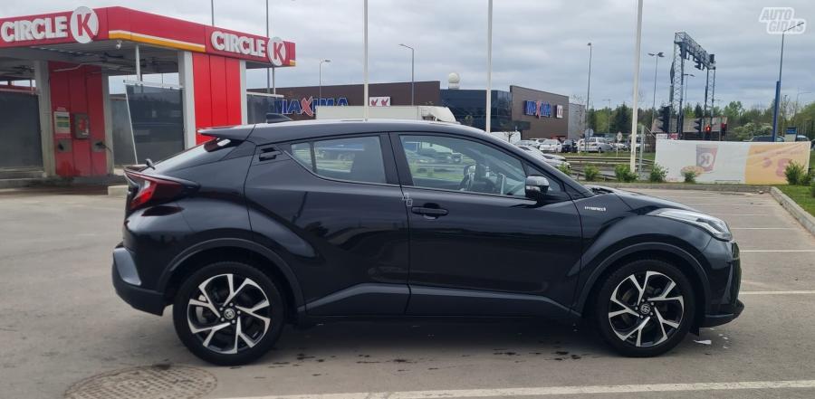 Black Toyota C-HR 2021 in Vilnius, with an engine capacity of 1.80 L and mileage of 113 thousand km for 18600 €, photo 3 on AUTOMOTO.COM.LV