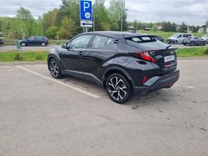 Black Toyota C-HR 2021 in Vilnius, with an engine capacity of 1.80 L and mileage of 113 thousand km for 18600 €, photo 4 on AUTOMOTO.COM.LV