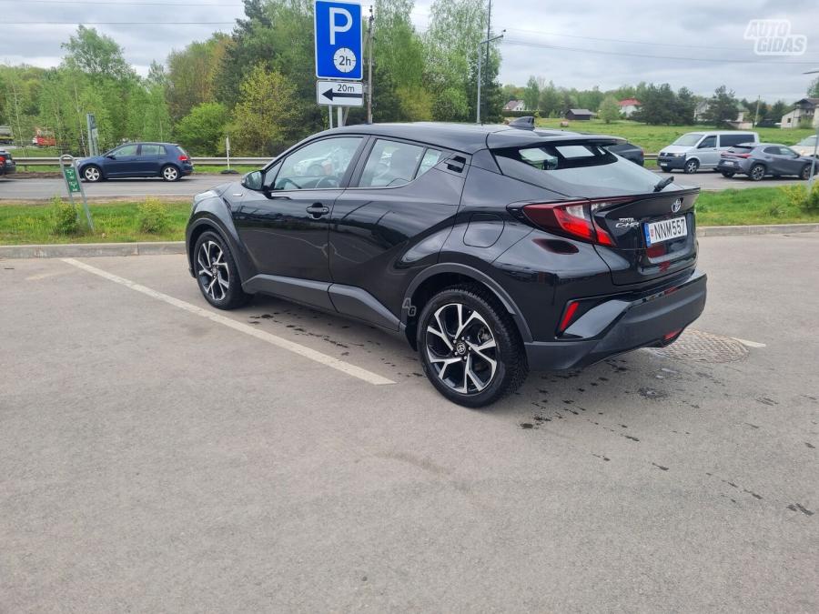 Black Toyota C-HR 2021 in Vilnius, with an engine capacity of 1.80 L and mileage of 113 thousand km for 18600 €, photo 4 on AUTOMOTO.COM.LV