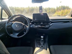 Black Toyota C-HR 2021 in Vilnius, with an engine capacity of 1.80 L and mileage of 113 thousand km for 18600 €, photo 6 on AUTOMOTO.COM.LV