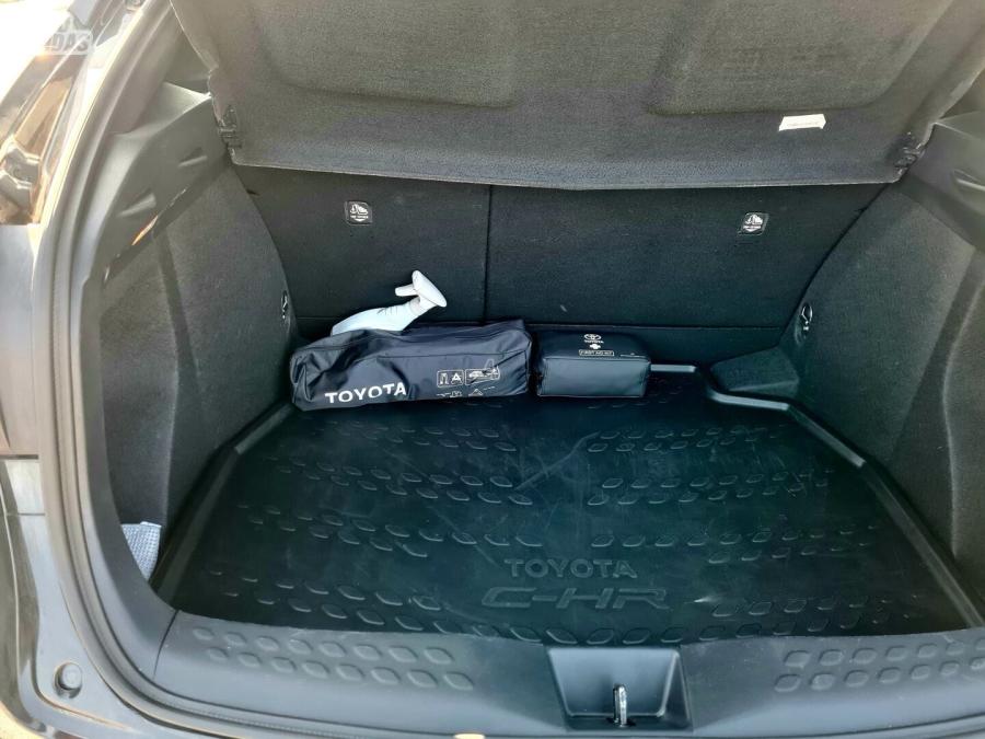 Black Toyota C-HR 2021 in Vilnius, with an engine capacity of 1.80 L and mileage of 113 thousand km for 18600 €, photo 12 on AUTOMOTO.COM.LV