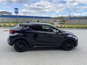 Black Toyota C-HR 2021 in Vilnius, with an engine capacity of 1.80 L and mileage of 147 thousand km for 19950 €, photo 17 on AUTOMOTO.COM.LV
