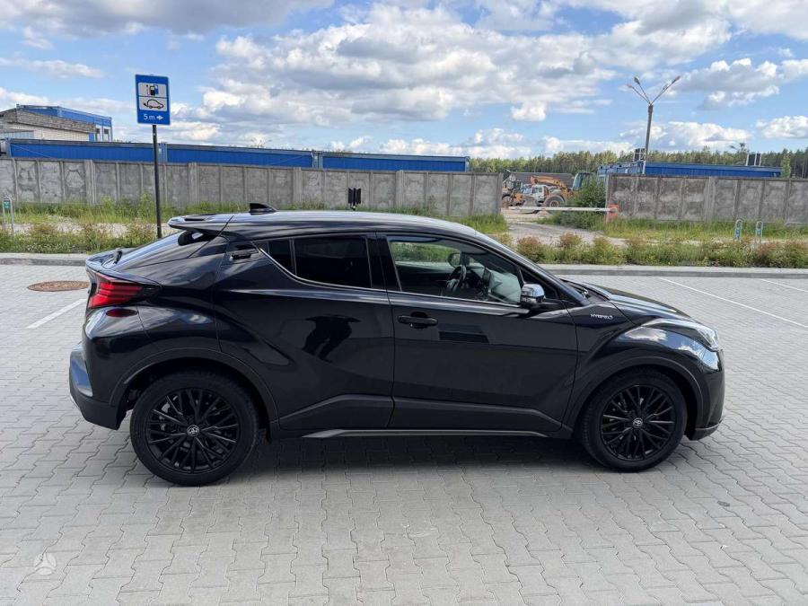 Black Toyota C-HR 2021 in Vilnius, with an engine capacity of 1.80 L and mileage of 147 thousand km for 19950 €, photo 17 on AUTOMOTO.COM.LV