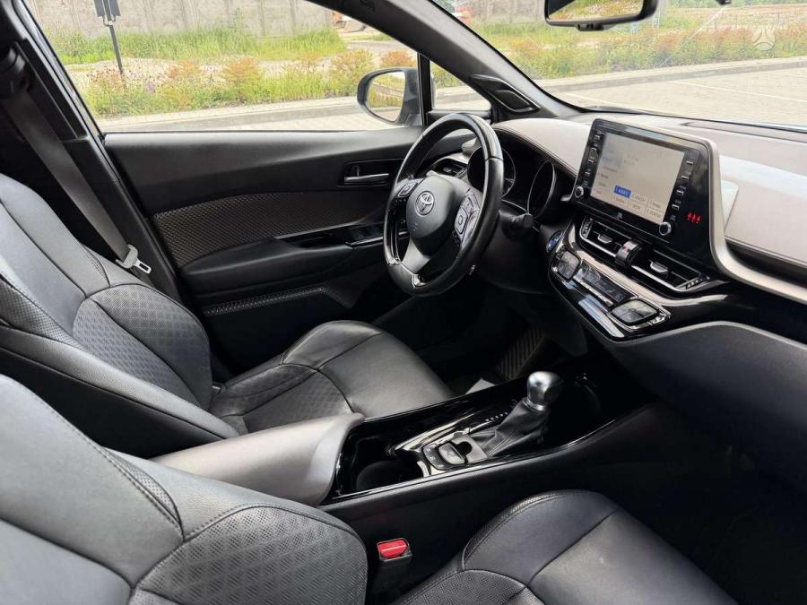 Black Toyota C-HR 2021 in Vilnius, with an engine capacity of 1.80 L and mileage of 147 thousand km for 19950 €, photo 25 on AUTOMOTO.COM.LV