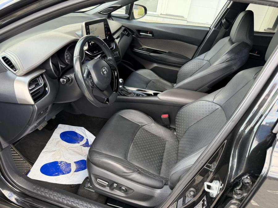 Black Toyota C-HR 2021 in Vilnius, with an engine capacity of 1.80 L and mileage of 147 thousand km for 19950 €, photo 33 on AUTOMOTO.COM.LV