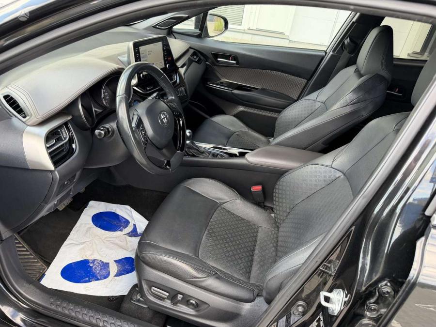 Black Toyota C-HR 2021 in Vilnius, with an engine capacity of 1.80 L and mileage of 147 thousand km for 19950 €, photo 34 on AUTOMOTO.COM.LV