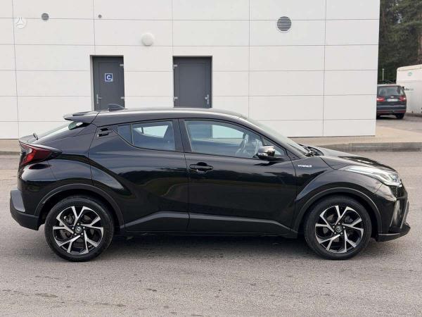 Black Toyota C-HR 2021 in Vilnius, with an engine capacity of 1.80 L and mileage of 168 thousand km for 18850 €, photo 6 on AUTOMOTO.COM.LV