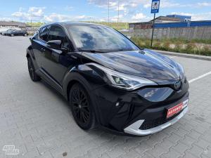 Black Toyota C-HR 2021 in Vilnius, with an engine capacity of 1.80 L and mileage of 147 thousand km for 19950 €, photo 3 on AUTOMOTO.COM.LV
