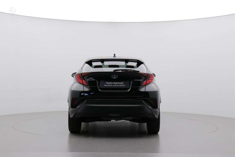 Black Toyota C-HR 2021 in Vilnius, with an engine capacity of 1.80 L and mileage of 93 thousand km for 24900 €, photo 6 on AUTOMOTO.COM.LV