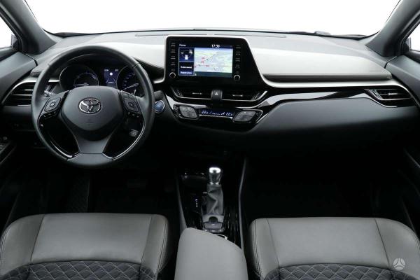 Black Toyota C-HR 2021 in Vilnius, with an engine capacity of 1.80 L and mileage of 93 thousand km for 24900 €, photo 7 on AUTOMOTO.COM.LV
