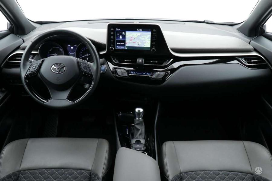 Black Toyota C-HR 2021 in Vilnius, with an engine capacity of 1.80 L and mileage of 93 thousand km for 24900 €, photo 8 on AUTOMOTO.COM.LV