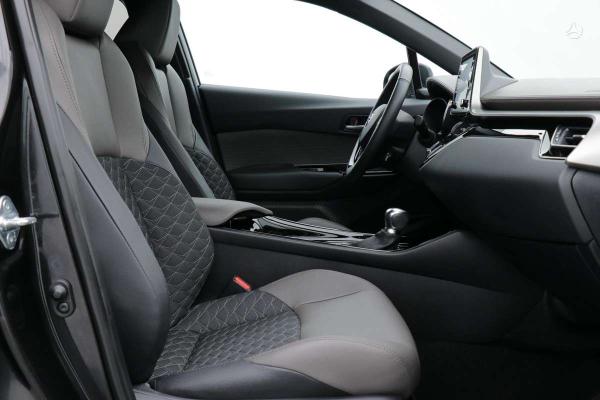 Black Toyota C-HR 2021 in Vilnius, with an engine capacity of 1.80 L and mileage of 93 thousand km for 24900 €, photo 9 on AUTOMOTO.COM.LV