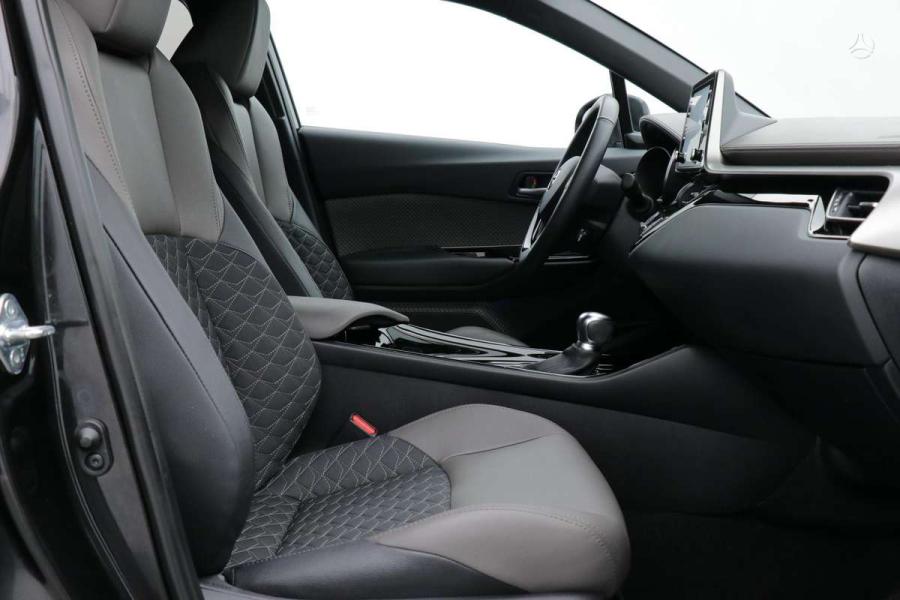 Black Toyota C-HR 2021 in Vilnius, with an engine capacity of 1.80 L and mileage of 93 thousand km for 24900 €, photo 10 on AUTOMOTO.COM.LV