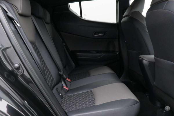 Black Toyota C-HR 2021 in Vilnius, with an engine capacity of 1.80 L and mileage of 93 thousand km for 24900 €, photo 10 on AUTOMOTO.COM.LV