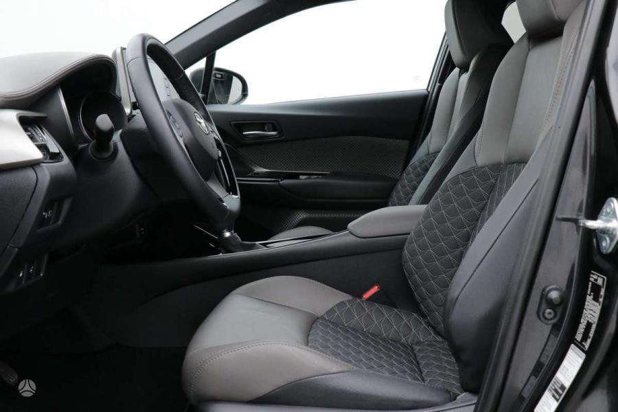 Black Toyota C-HR 2021 in Vilnius, with an engine capacity of 1.80 L and mileage of 93 thousand km for 24900 €, photo 13 on AUTOMOTO.COM.LV