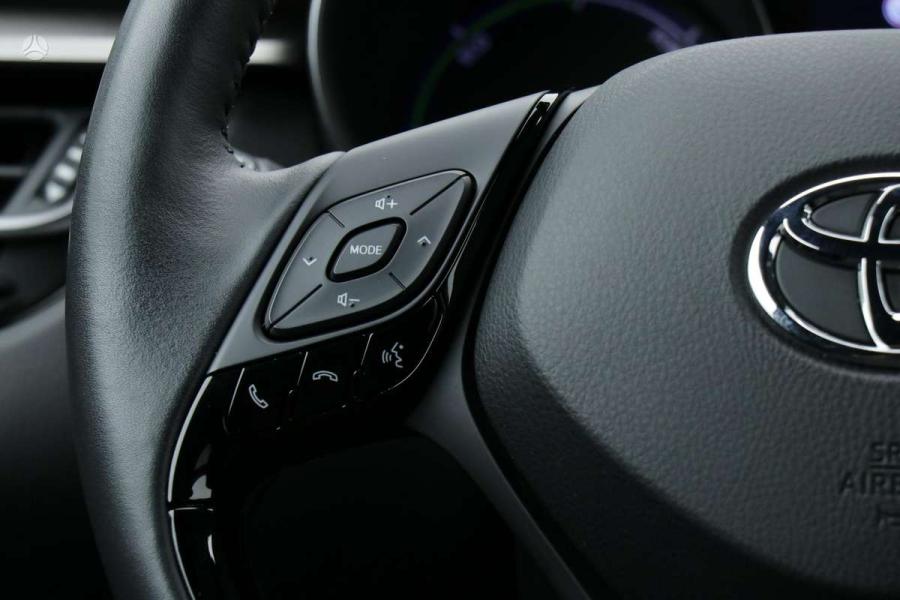 Black Toyota C-HR 2021 in Vilnius, with an engine capacity of 1.80 L and mileage of 93 thousand km for 24900 €, photo 30 on AUTOMOTO.COM.LV
