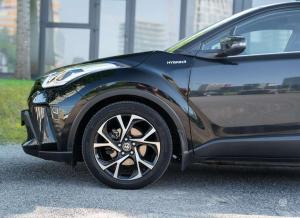 Melns Toyota C-HR 2021 Viļņa, ar dzinēja tilpumu 1.99 L un nobraukumu 127 tūkst. km par 19900 €, foto 10 vietnē AUTOMOTO.COM.LV