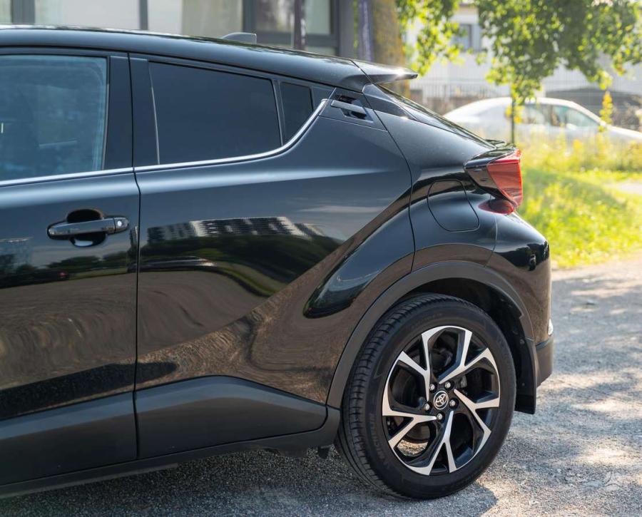 Melns Toyota C-HR 2021 Viļņa, ar dzinēja tilpumu 1.99 L un nobraukumu 127 tūkst. km par 19900 €, foto 14 vietnē AUTOMOTO.COM.LV