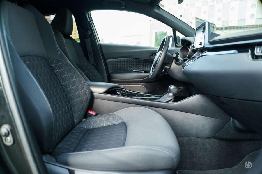 Melns Toyota C-HR 2021 Viļņa, ar dzinēja tilpumu 1.99 L un nobraukumu 127 tūkst. km par 19900 €, foto 23 vietnē AUTOMOTO.COM.LV
