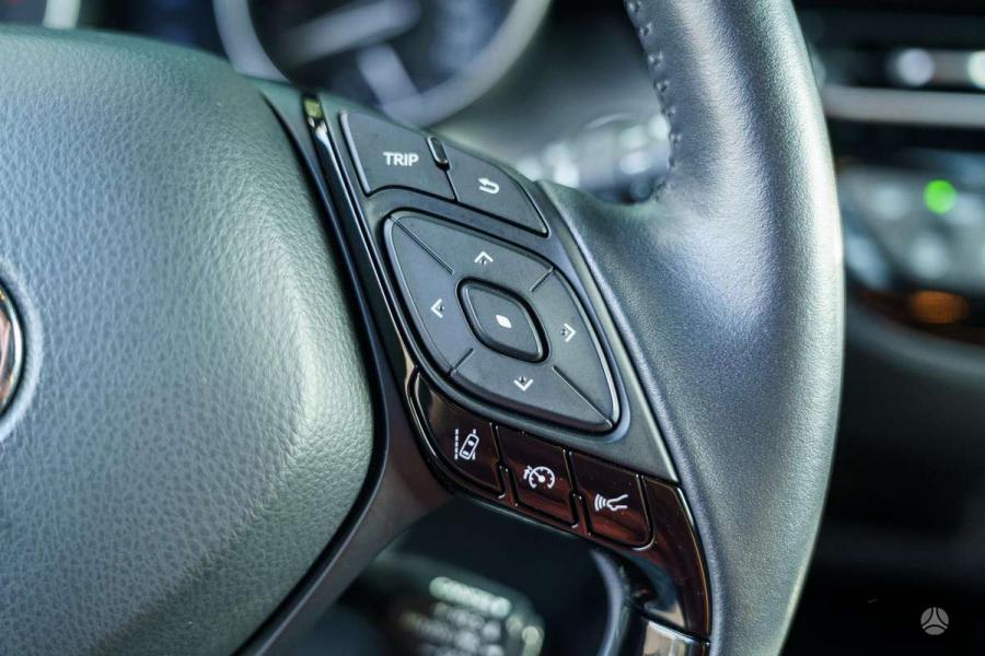 Melns Toyota C-HR 2021 Viļņa, ar dzinēja tilpumu 1.99 L un nobraukumu 127 tūkst. km par 19900 €, foto 28 vietnē AUTOMOTO.COM.LV