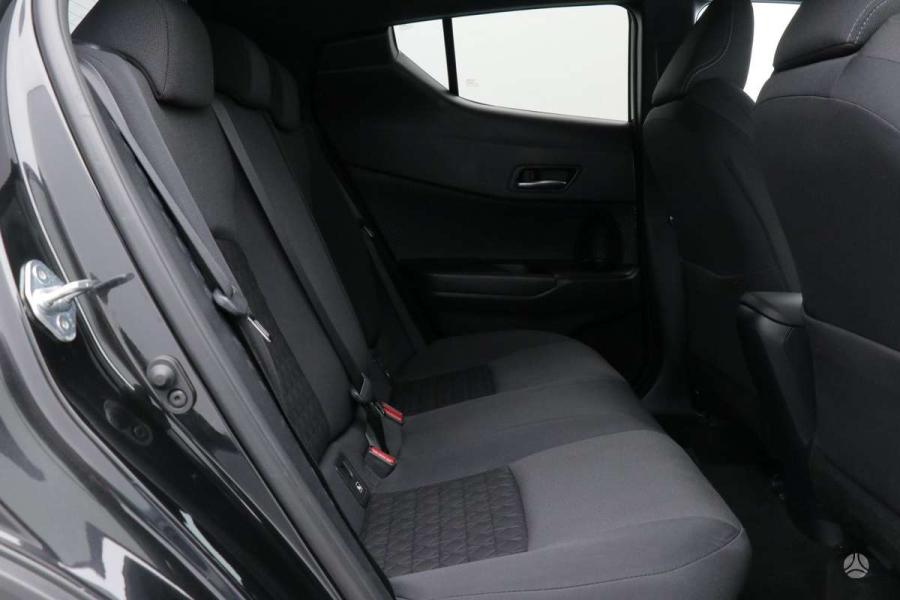 Melns Toyota C-HR 2021 Viļņa, ar dzinēja tilpumu 1.80 L un nobraukumu 90 tūkst. km par 23900 €, foto 11 vietnē AUTOMOTO.COM.LV