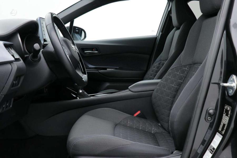 Melns Toyota C-HR 2021 Viļņa, ar dzinēja tilpumu 1.80 L un nobraukumu 90 tūkst. km par 23900 €, foto 13 vietnē AUTOMOTO.COM.LV