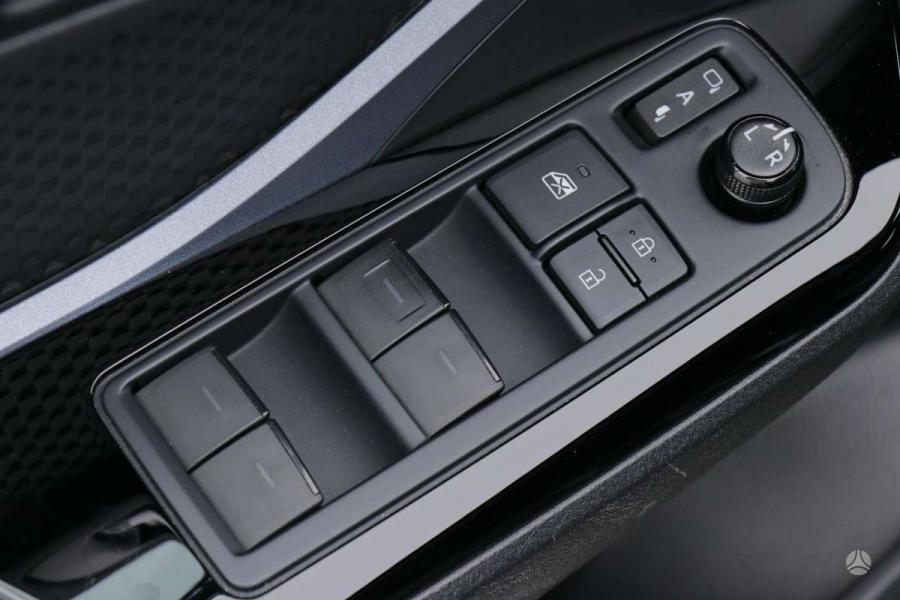 Melns Toyota C-HR 2021 Viļņa, ar dzinēja tilpumu 1.80 L un nobraukumu 90 tūkst. km par 23900 €, foto 25 vietnē AUTOMOTO.COM.LV