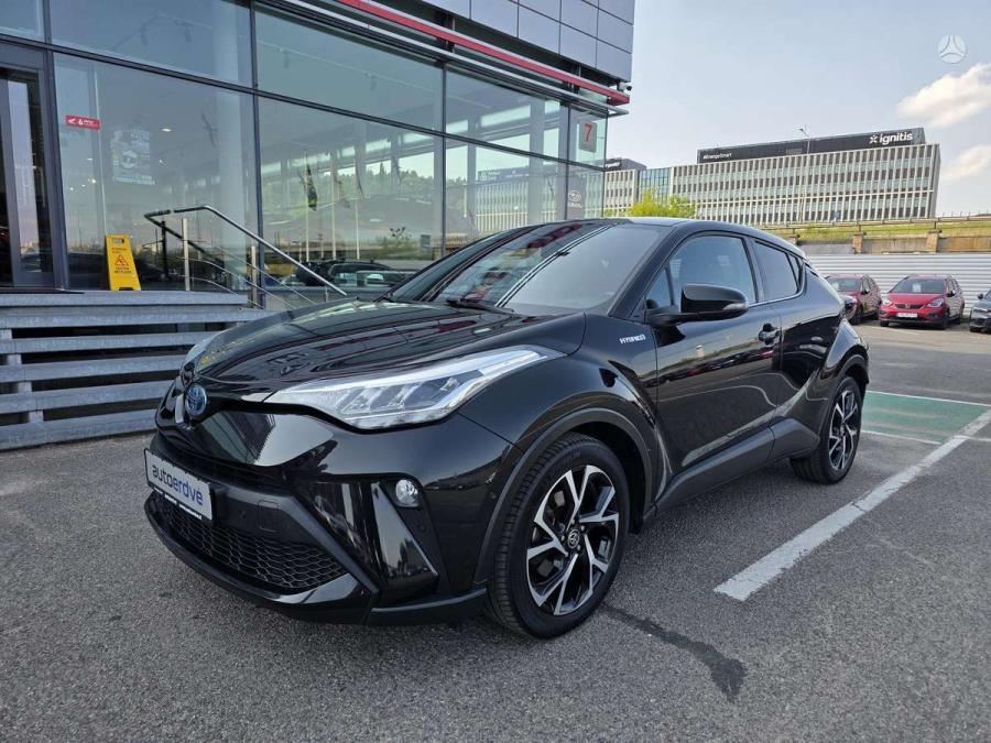 Melns Toyota C-HR 2021 Viļņa, ar dzinēja tilpumu 1.99 L un nobraukumu 94 tūkst. km par 23980 €, foto 1 vietnē AUTOMOTO.COM.LV