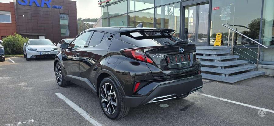 Melns Toyota C-HR 2021 Viļņa, ar dzinēja tilpumu 1.99 L un nobraukumu 94 tūkst. km par 23980 €, foto 9 vietnē AUTOMOTO.COM.LV