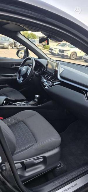 Melns Toyota C-HR 2021 Viļņa, ar dzinēja tilpumu 1.99 L un nobraukumu 94 tūkst. km par 23980 €, foto 23 vietnē AUTOMOTO.COM.LV