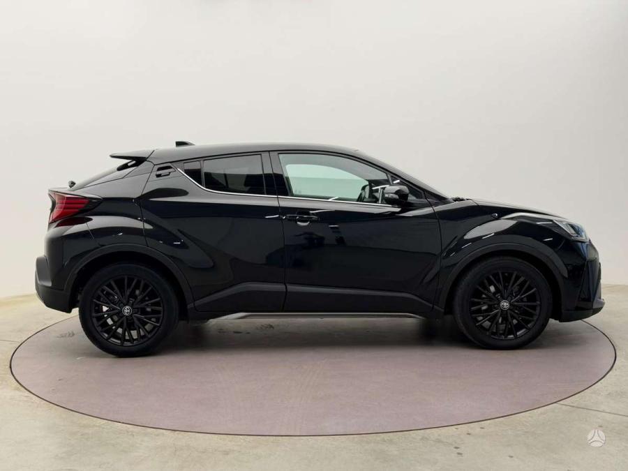 Melns Toyota C-HR 2021 Panevēža, ar dzinēja tilpumu 1.80 L un nobraukumu 58 tūkst. km par 22690 €, foto 5 vietnē AUTOMOTO.COM.LV