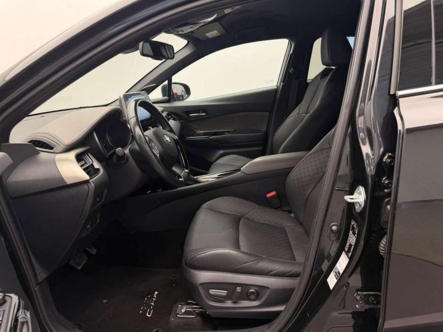 Melns Toyota C-HR 2021 Panevēža, ar dzinēja tilpumu 1.80 L un nobraukumu 58 tūkst. km par 22690 €, foto 10 vietnē AUTOMOTO.COM.LV