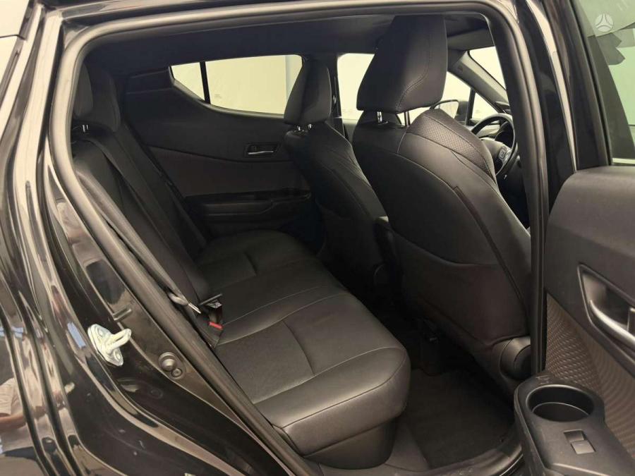 Melns Toyota C-HR 2021 Panevēža, ar dzinēja tilpumu 1.80 L un nobraukumu 58 tūkst. km par 22690 €, foto 15 vietnē AUTOMOTO.COM.LV
