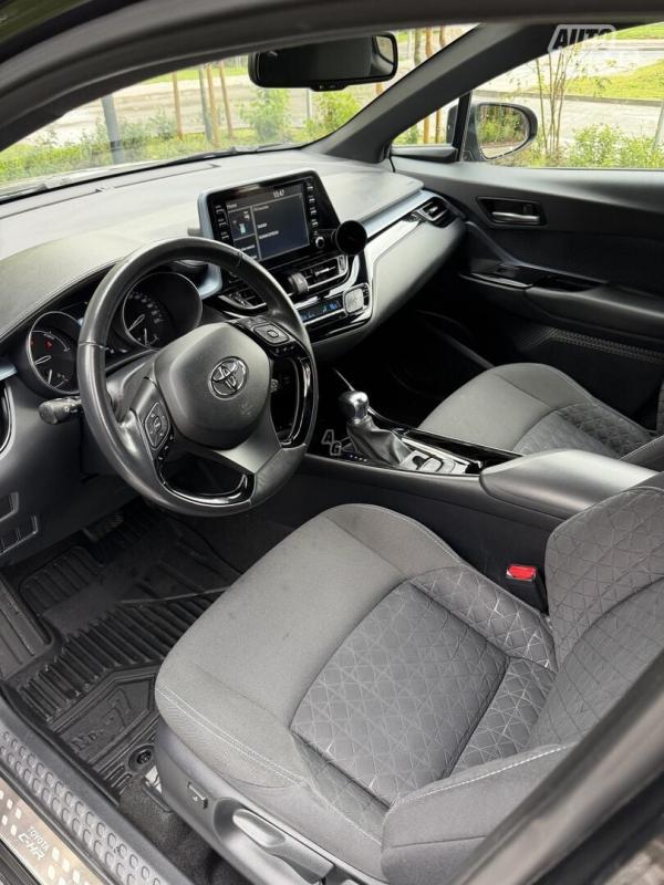 Melns Toyota C-HR 2021 Viļņa, ar dzinēja tilpumu 2.00 L un nobraukumu 150 tūkst. km par 18900 €, foto 10 vietnē AUTOMOTO.COM.LV