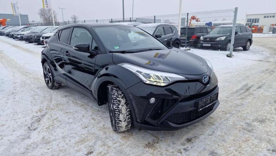 Black Toyota C-HR 2022 in Marijampole, with an engine capacity of 1.99 L and mileage of 60 thousand km for 21990 €, photo 5 on AUTOMOTO.COM.LV