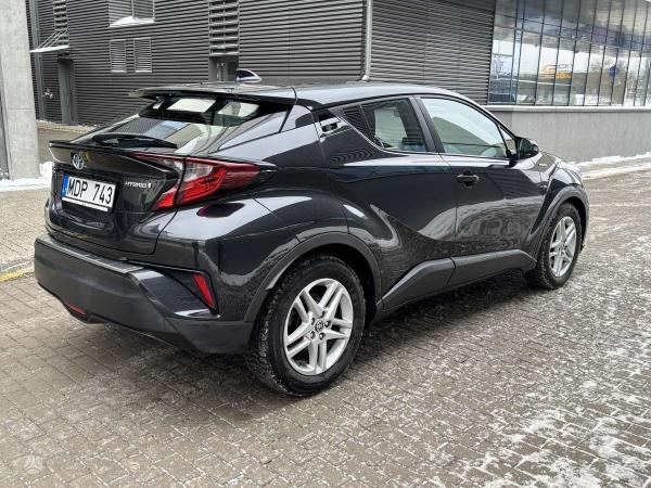 Black Toyota C-HR 2022 in Vilnius, with an engine capacity of 1.80 L and mileage of 149 thousand km for 18400 €, photo 4 on AUTOMOTO.COM.LV