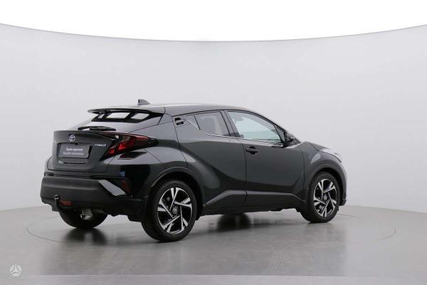Black Toyota C-HR 2022 in Vilnius, with an engine capacity of 1.80 L and mileage of 49 thousand km for 22500 €, photo 3 on AUTOMOTO.COM.LV