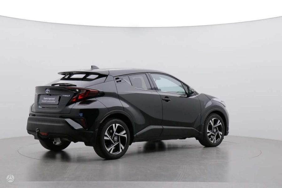 Black Toyota C-HR 2022 in Vilnius, with an engine capacity of 1.80 L and mileage of 49 thousand km for 22500 €, photo 3 on AUTOMOTO.COM.LV