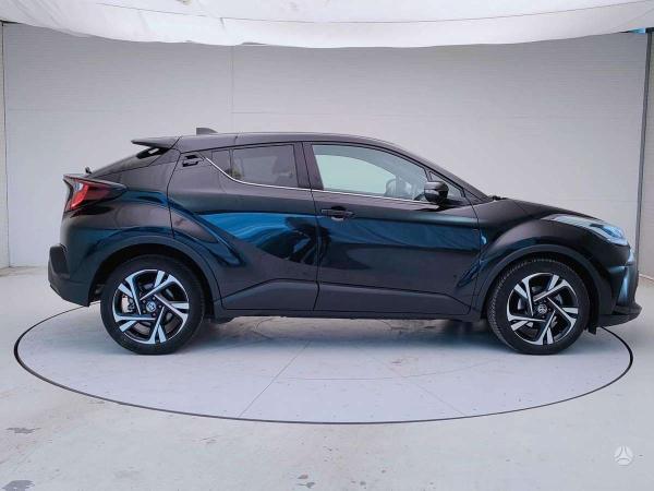 Melns Toyota C-HR 2022 Viļņa, ar dzinēja tilpumu 1.80 L un nobraukumu 118 tūkst. km par 20990 €, foto 6 vietnē AUTOMOTO.COM.LV