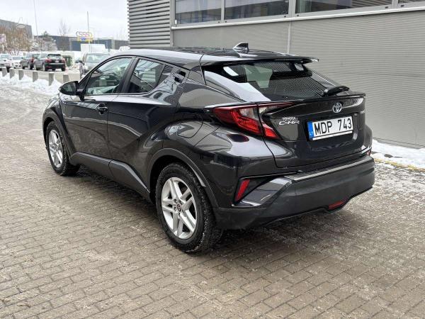 Black Toyota C-HR 2022 in Vilnius, with an engine capacity of 1.80 L and mileage of 149 thousand km for 17900 €, photo 3 on AUTOMOTO.COM.LV