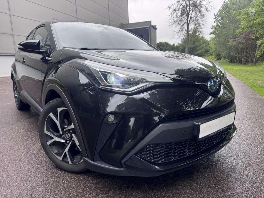 Black Toyota C-HR 2022 in Alytus, with an engine capacity of 1.80 L and mileage of 180 thousand km for 18600 €, photo 3 on AUTOMOTO.COM.LV