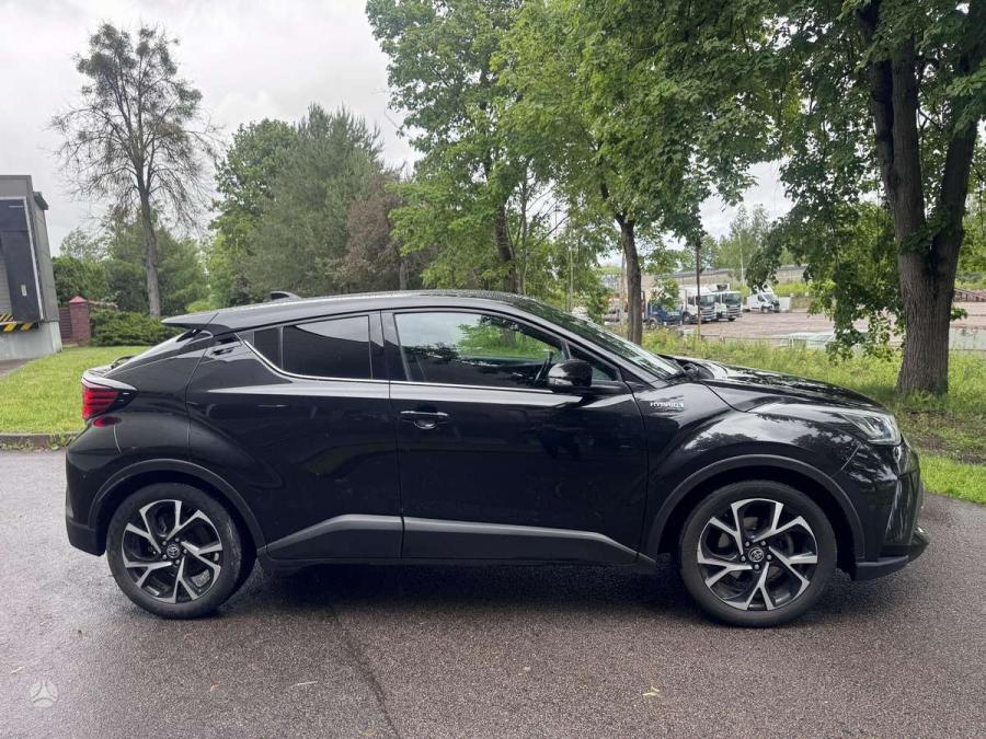 Black Toyota C-HR 2022 in Alytus, with an engine capacity of 1.80 L and mileage of 180 thousand km for 18600 €, photo 7 on AUTOMOTO.COM.LV